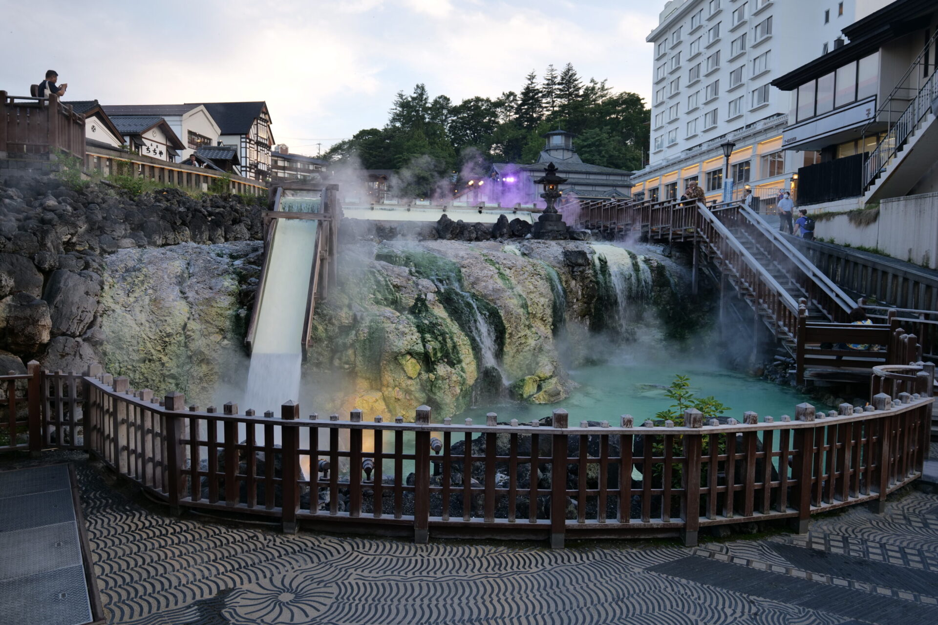 夕方の草津温泉 2023年7月2日撮影 – 【公式】草津温泉 草津スカイランドホテル 栖風亭