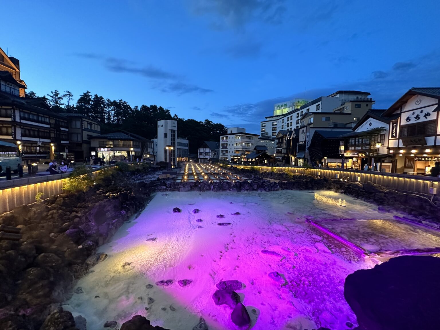 日没直後の湯畑ライトアップ 2023年7月11撮影 – 【公式】草津温泉 草津スカイランドホテル 栖風亭